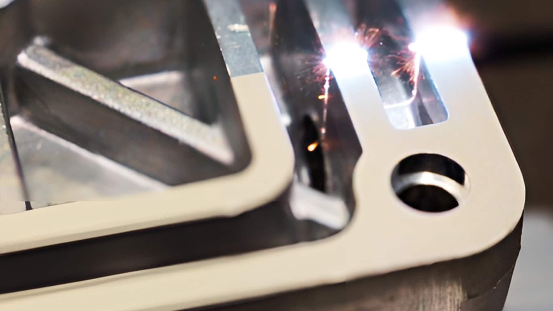 마킹 그 이상: 레이저 기술을 사용한 표면 준비 및 처리 - Sic Marking